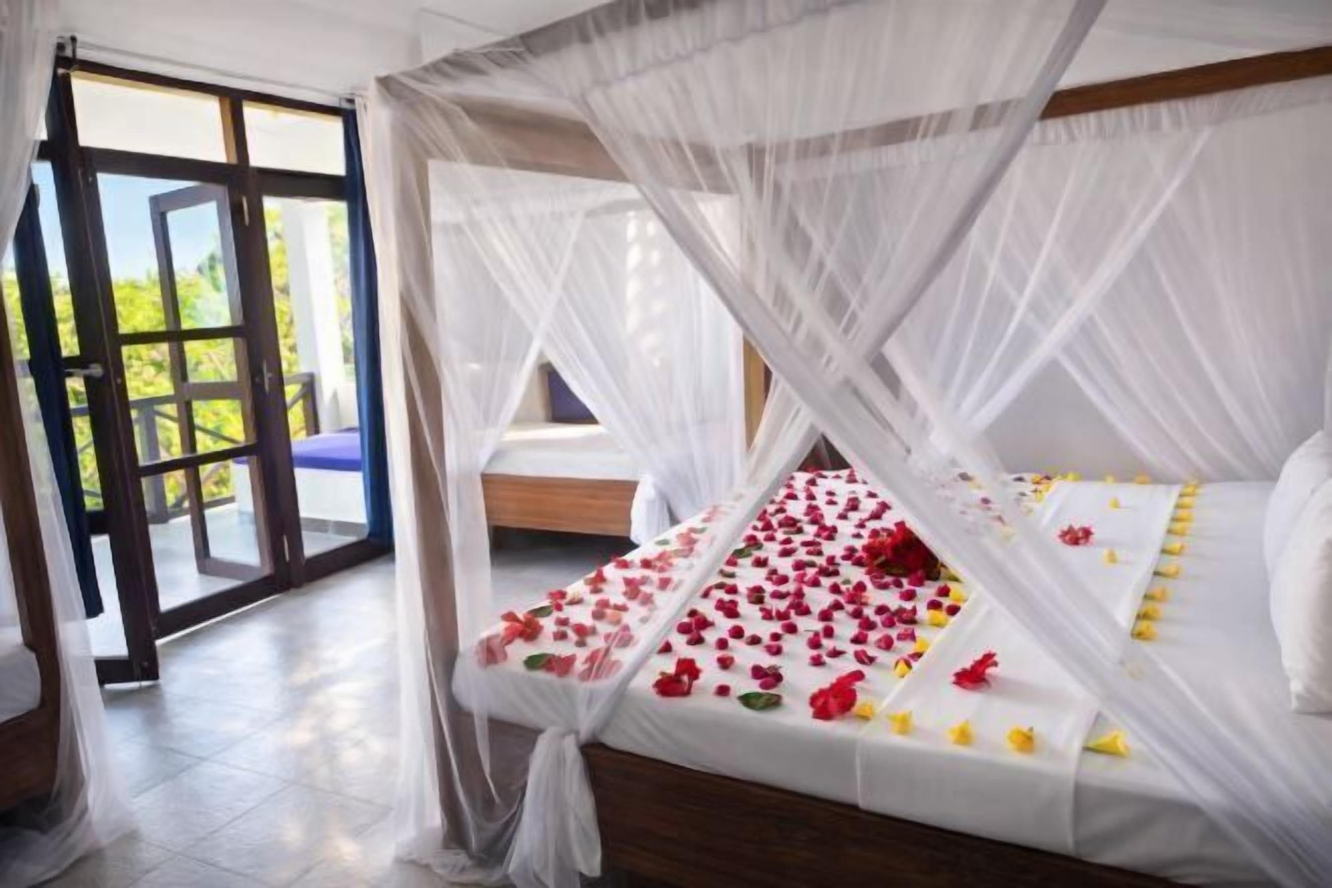 Minibar, cofre no quarto, secretária 