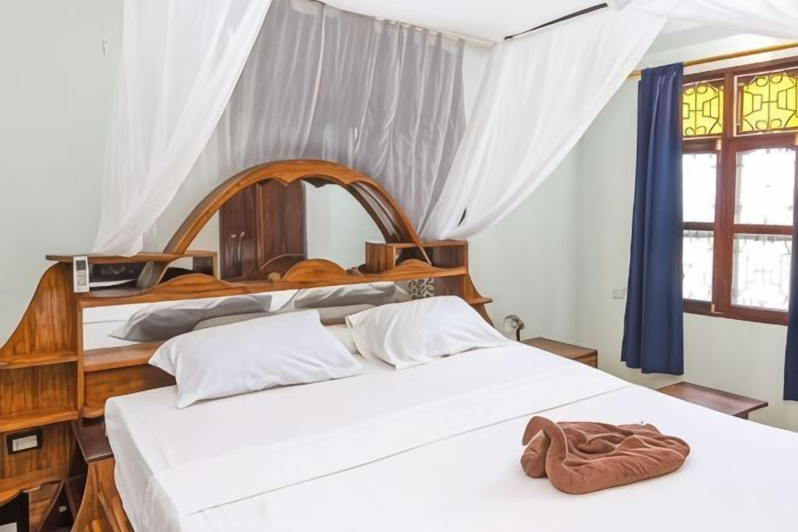 Minibar, cofre no quarto, secretária 