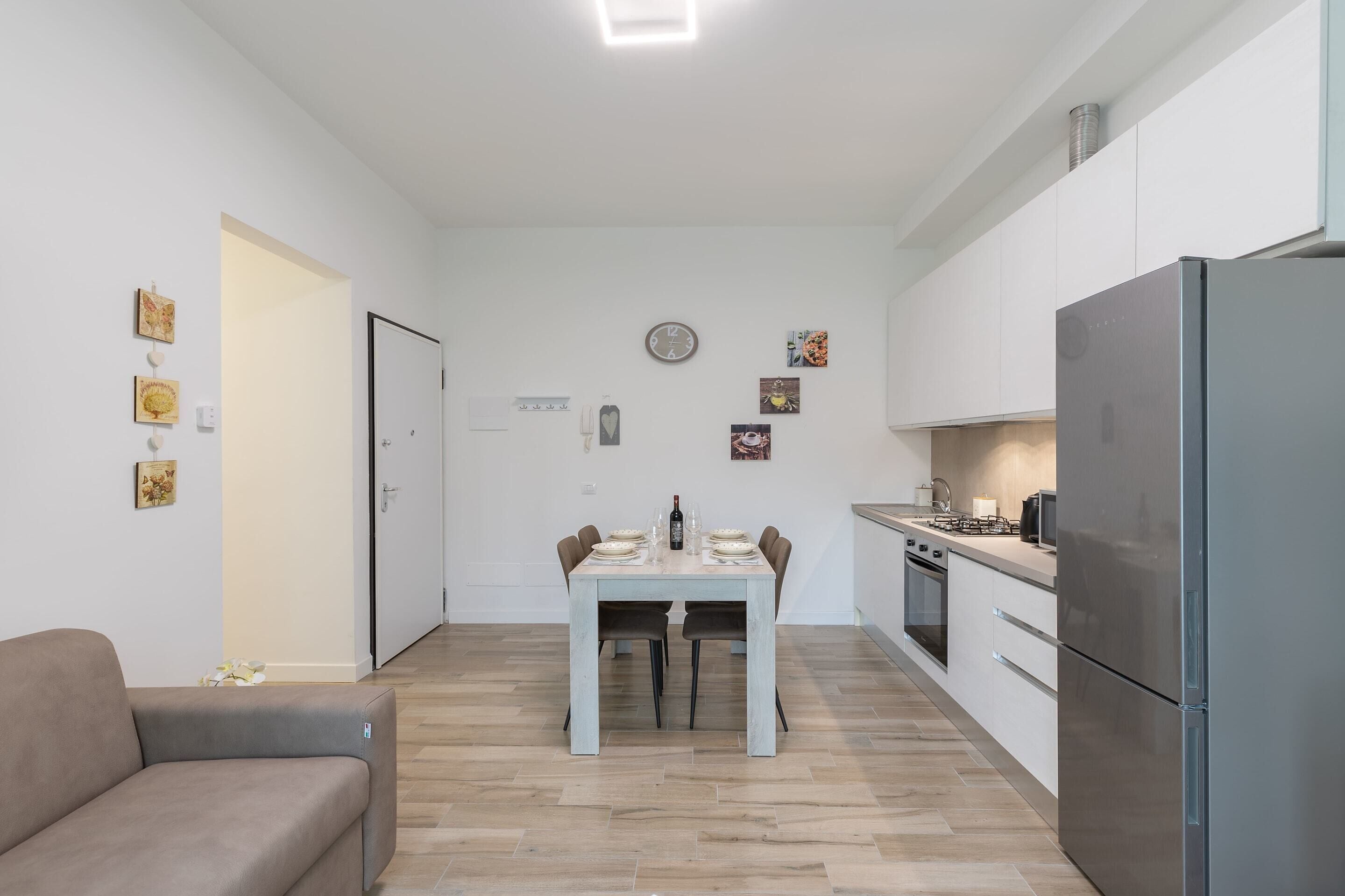 Apartamento Básico, várias camas | Cozinha privada | Um frigorífico, um micro-ondas, um forno, uma placa de cozinha 