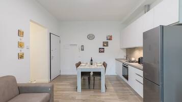 Apartamento Básico, várias camas | Cozinha privada | Um frigorífico, um micro-ondas, um forno, uma placa de cozinha