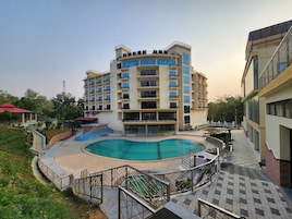 3 piscinas exteriores, da(s) 9:00 à(s) 21:00, guarda-sóis 