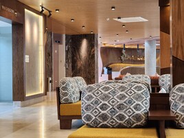 Área de estar no saguão