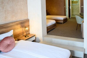 Quarto quádruplo básico | Frigobar, cofres nos quartos, escrivaninha, Wi-Fi de cortesia