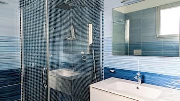 Quarto triplo clássico | Banheiro | Produtos de toalete grátis, secador de cabelo