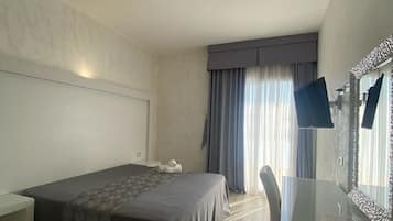 Quarto básico | Cofres nos quartos, escrivaninha, Wi-Fi de cortesia