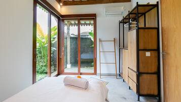 Vila, 2 quartos | 1 quarto, escrivaninha, roupa de cama