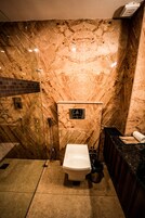 Quarto casal luxo | Banheiro | Chuveiro, chuveiro com efeito de chuva, produtos de toalete de grife 