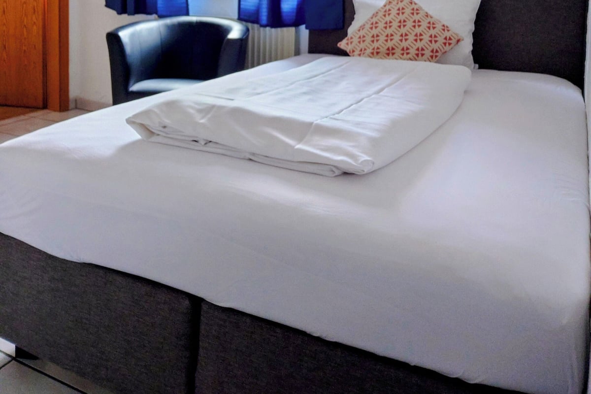 Quarto solteiro clássico | Roupas de cama premium, edredons de pluma, individualmente decorados