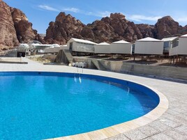 Piscina exterior, espreguiçadeiras