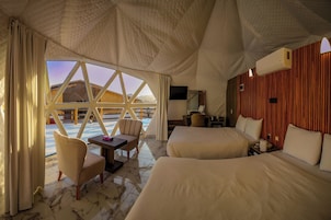 Suíte, 1 quarto, banheira de imersão | Frigobar, Wi-Fi de cortesia, roupa de cama