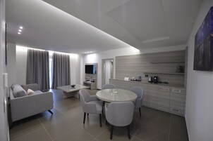 Suite-Estúdio Familiar | Sala de estar | Televisor LCD de 38 polegadas com canais via satélite, televisor 