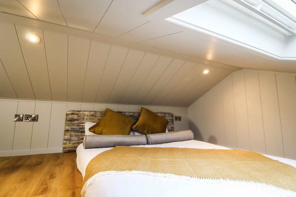 Buck Barn - a cabin that sleeps 6 guests in 2 bedrooms - Nantmel | Vrbo