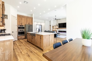 Casa, 2 quartos | Cozinha privada | Um frigorífico, um forno, uma cafeteira/bule, uma torradeira 