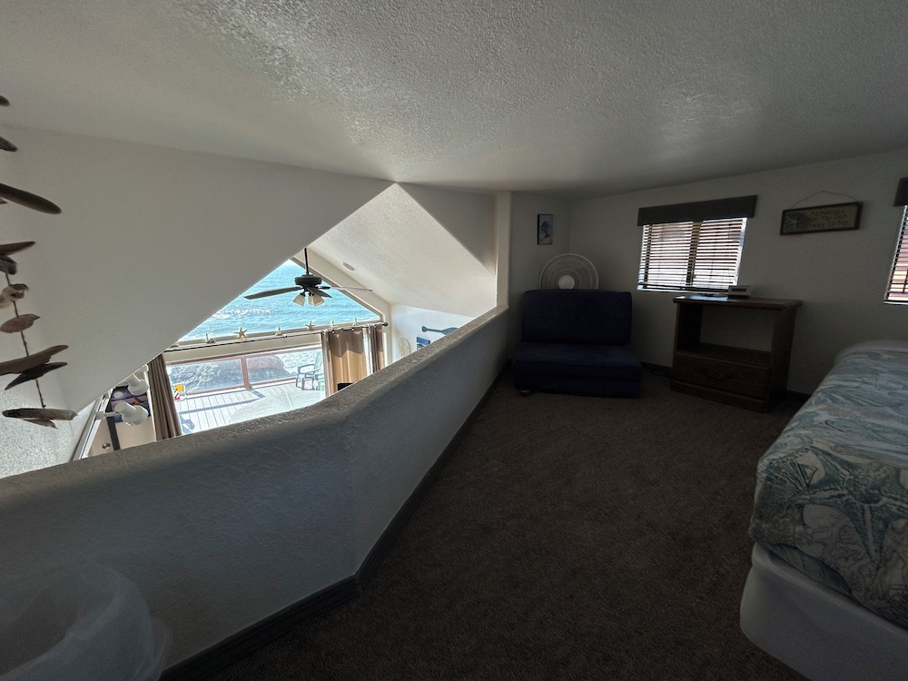 Ocean Front Cabin 14 With Private Jacuzzi & Gorgeous Views - Brookings, OR