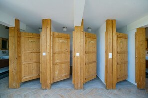 Artigos de higiene pessoal grátis, um secador de cabelo