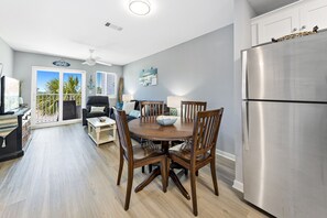 Apartamento Signature em Condomínio Fechado, 2 quartos, vista para a praia | Refeições no quarto