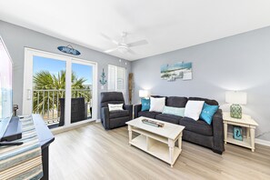 Apartamento Signature em Condomínio Fechado, 2 quartos, vista para a praia | Sala | Smart TV de 50 polegadas com canais por cabo, televisor 