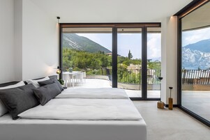 Suíte família, terraço, vista para o lago | Roupas de cama antialérgicas, edredons de pluma, frigobar