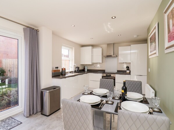 Geladeira, lava-louças, chaleira elétrica, torradeira