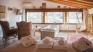 Quarto casal lua de mel, vista para o jardim | Roupas de cama premium, edredons de pluma