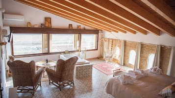Quarto casal lua de mel, vista para o jardim | Roupas de cama premium, edredons de pluma