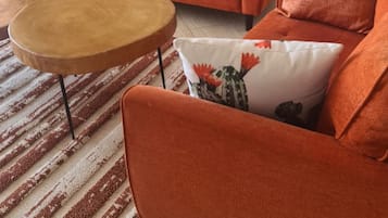 Apartamento, 2 quartos | Sala de estar | Smart TV de 42 polegadas com canais digitais, televisor