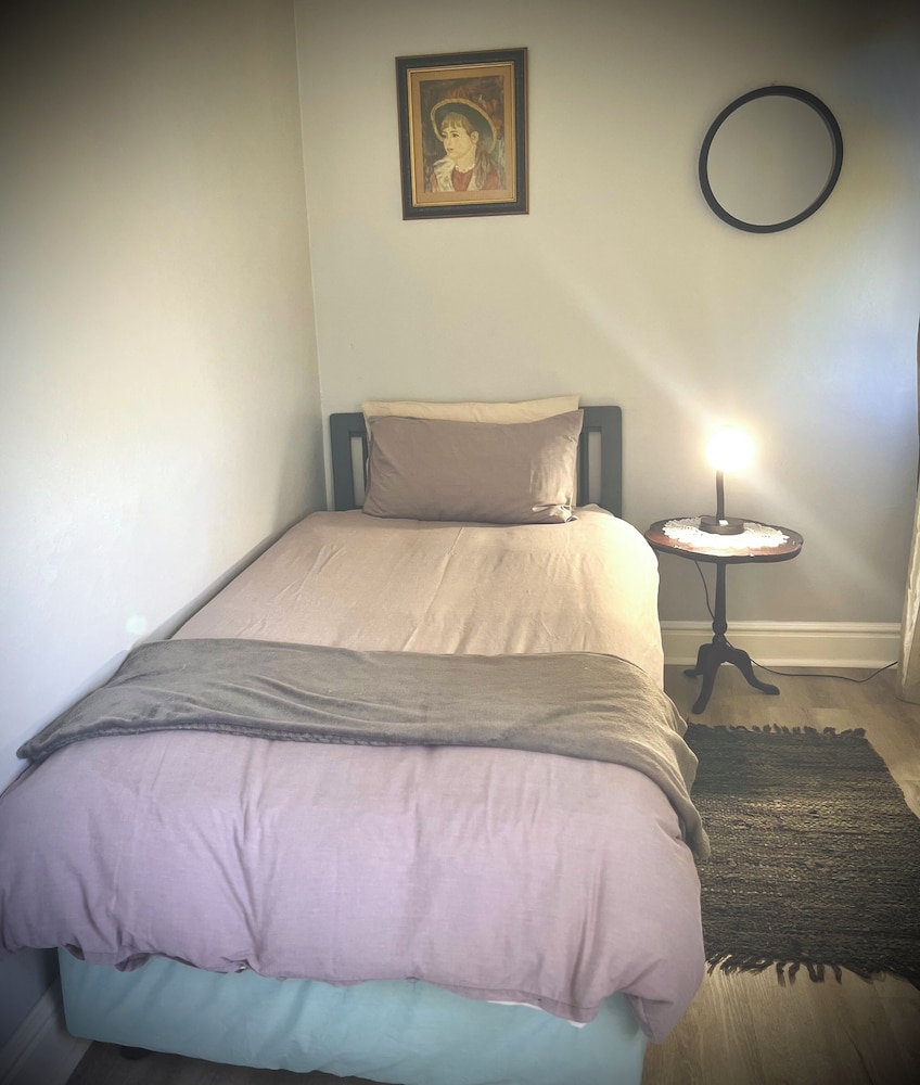 Comfortable Large Country Home Sleeps 7 With 4 Large Bedrooms, Private Garden. - Western Cape