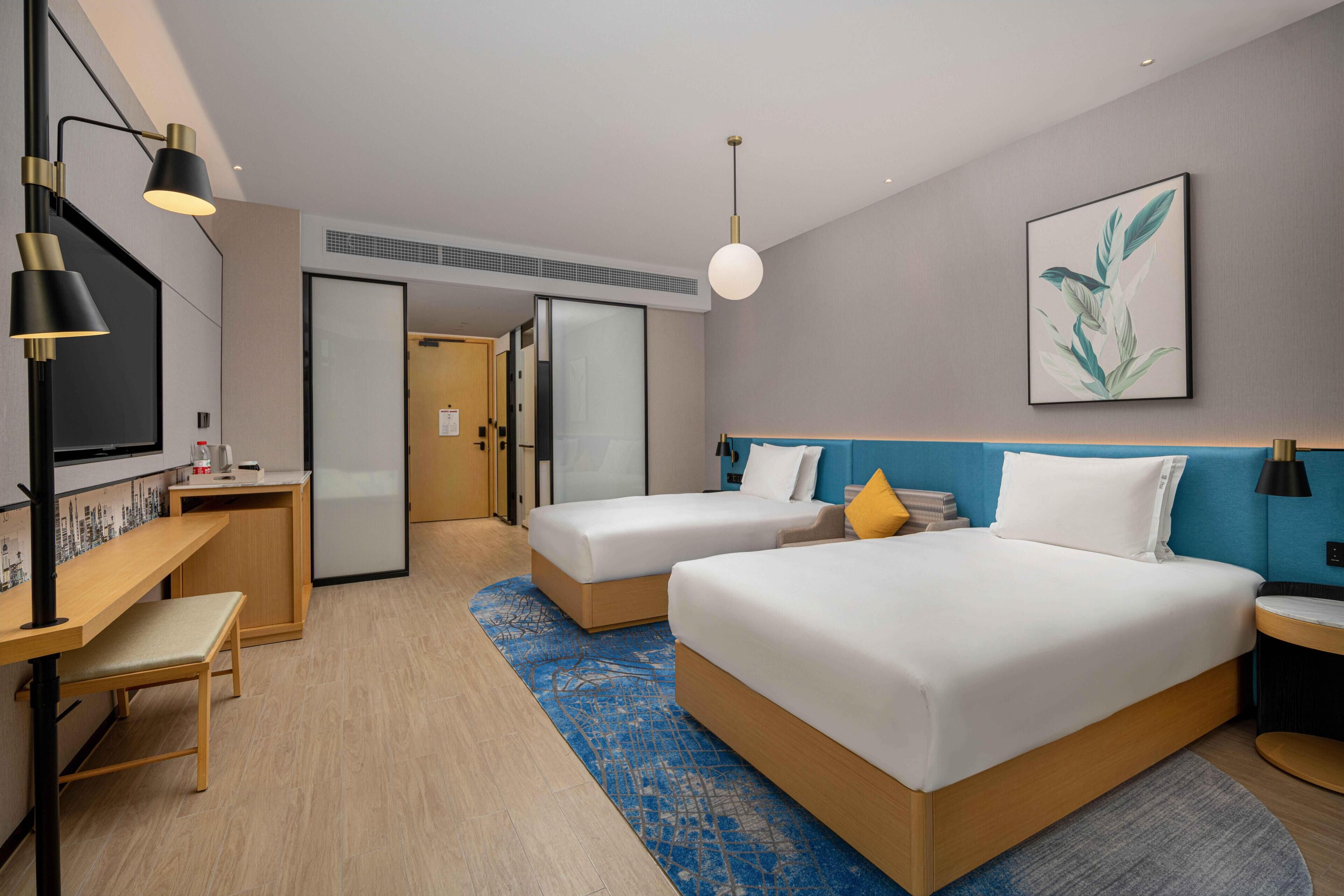 Quarto Deluxe, 2 camas individuais | Edredões de penas, minibar, cofre no quarto, secretária 