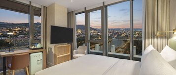 Quarto Premium, 1 cama king-size, terraço | Roupa hipoalergénica, cofre com capacidade para portátil, secretária 