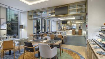 Café da manhã com buffet todos os dias (GEL 55 por pessoa)