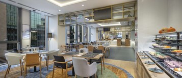 Pequeno-almoço tipo buffet diário mediante uma taxa 
