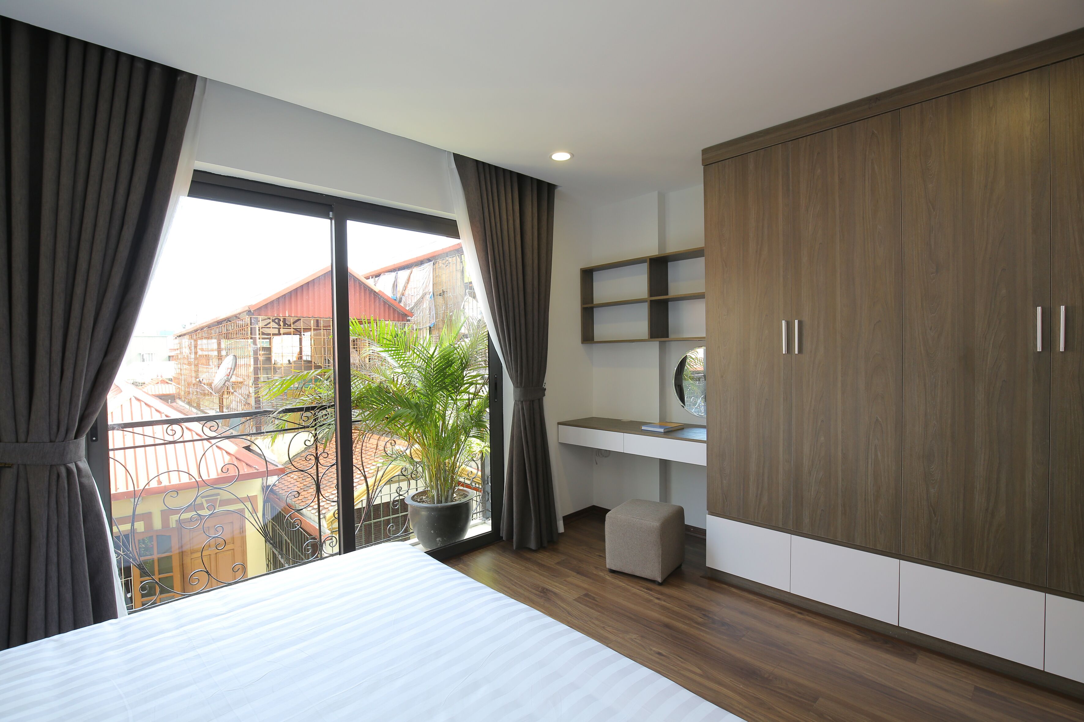Cofre no quarto, com decoração personalizada 