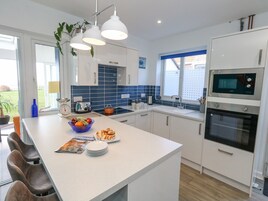 Um frigorífico, uma máquina de lavar louça, uma chaleira elétrica 