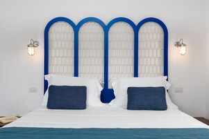 Quarto casal superior, terraço, vista para o mar | Roupas de cama premium, frigobar, cofres nos quartos, escrivaninha