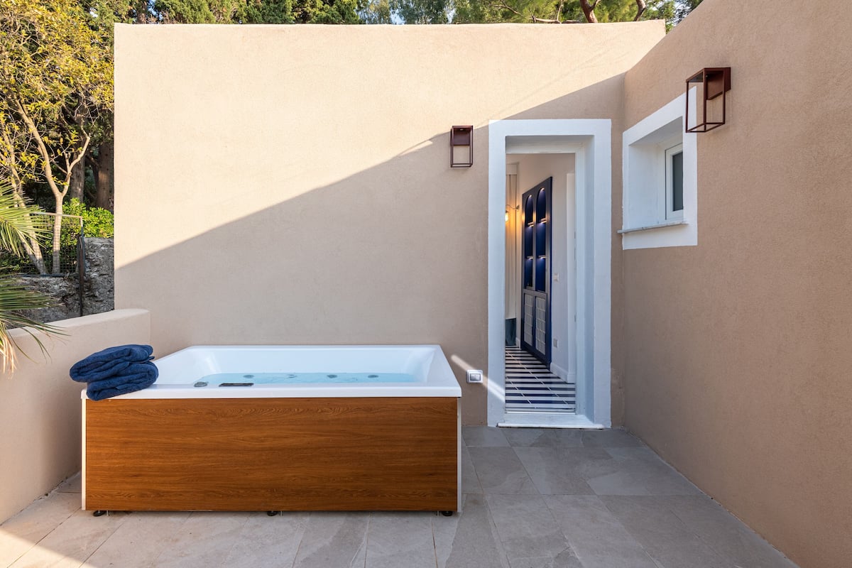 Suite-Estúdio Executiva, terraço, vista parcial para o mar | Roupa de alta qualidade, minibar, cofre no quarto, secretária