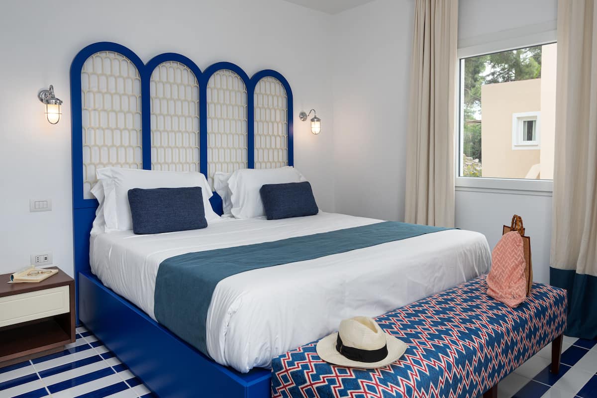 Quarto Duplo Premium, terraço, vista para o mar | Roupa de alta qualidade, minibar, cofre no quarto, secretária