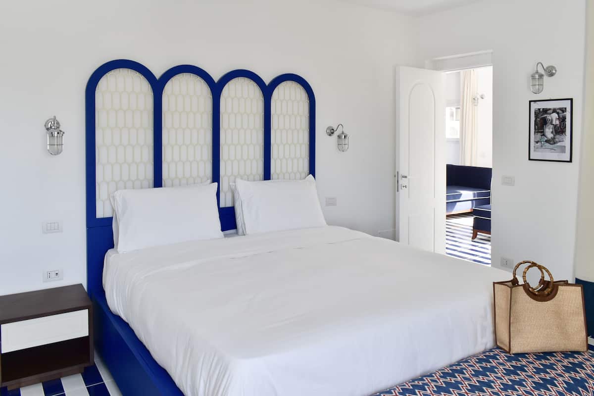 Suite-Estúdio Standard, terraço, vista para o mar | Roupa de alta qualidade, minibar, cofre no quarto, secretária