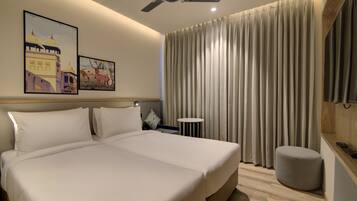 Quarto duplo luxo | Roupas de cama premium, cofres nos quartos, escrivaninha