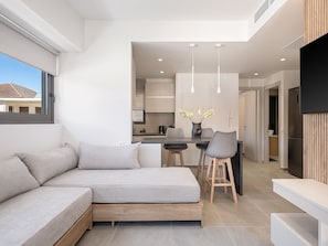 Apartamento Deluxe | Sala de estar | TV de ecrã plano 