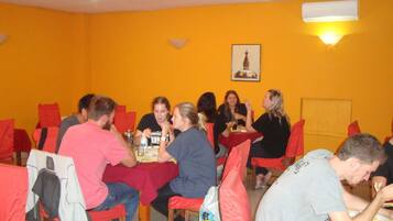 Pequeno-almoço continental diário (6 USD por pessoa)