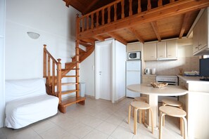 Quarto quádruplo superior, para não fumantes, vista para o mar | Individualmente decorados, individualmente mobiliados, escrivaninha