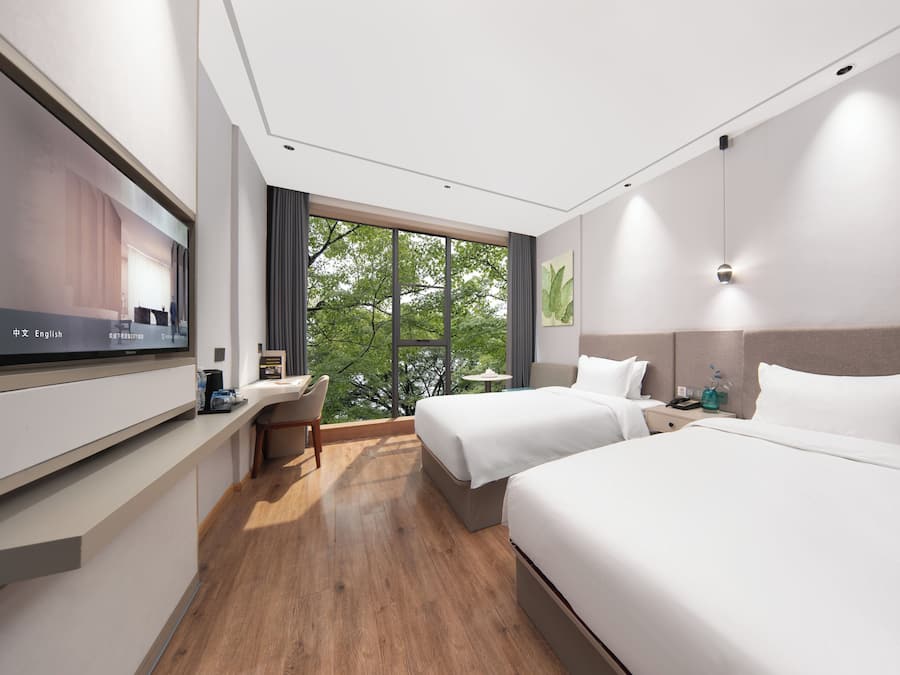 Quarto Premium, 1 quarto, Vista para a cidade | Casa de banho | Um polibã, um chuveiro fixo, artigos de higiene pessoal grátis