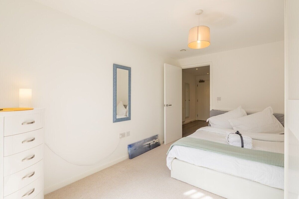 Luxury Station 1 Bed Flat With Underground Parking - Cambridge