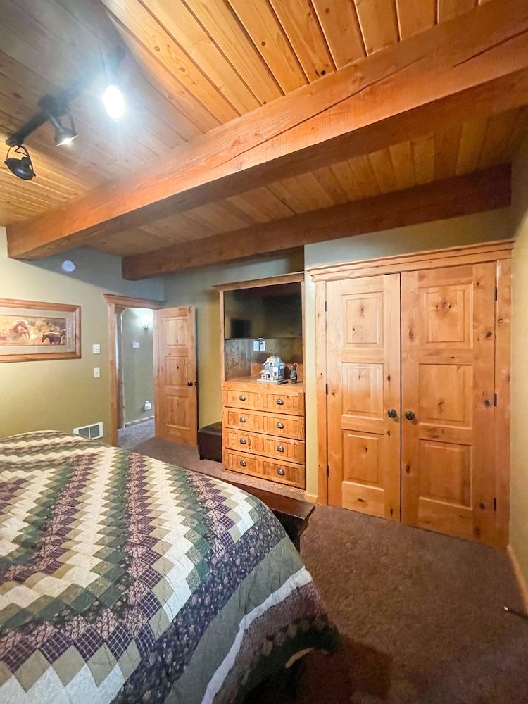 Large family cabin with hot tub (up to 20 guests!) - Fremont County | Vrbo