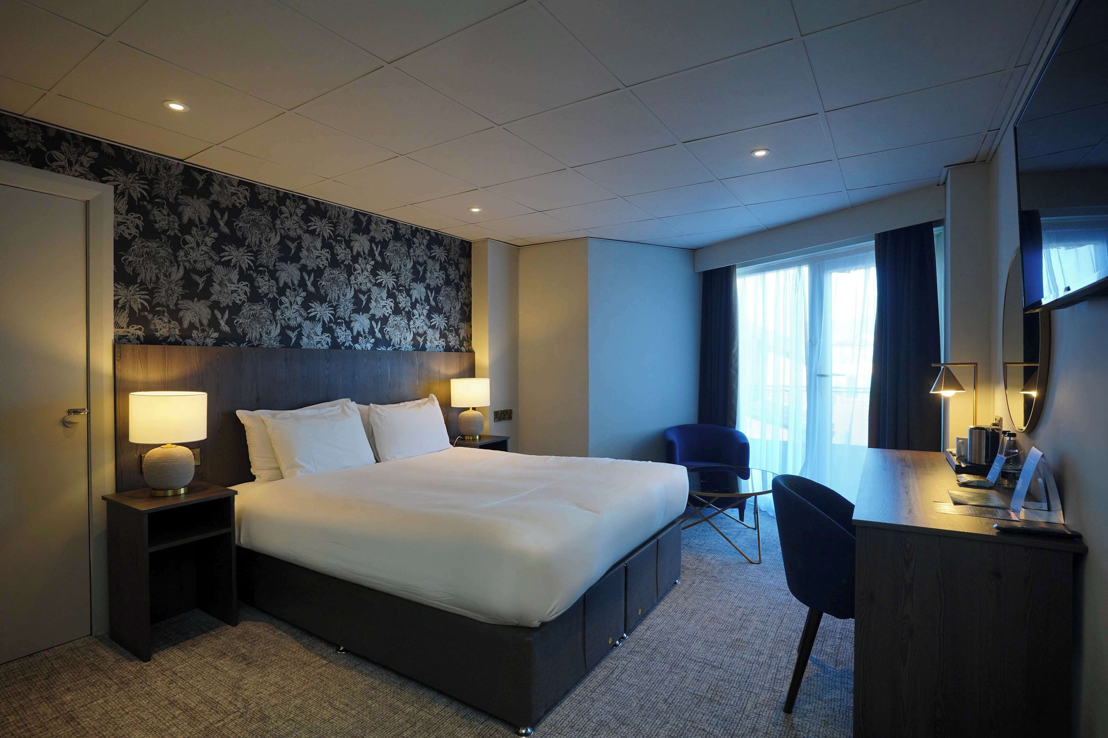 Quarto Superior, varanda | Secretária, secretária adequada para computadores portáteis 