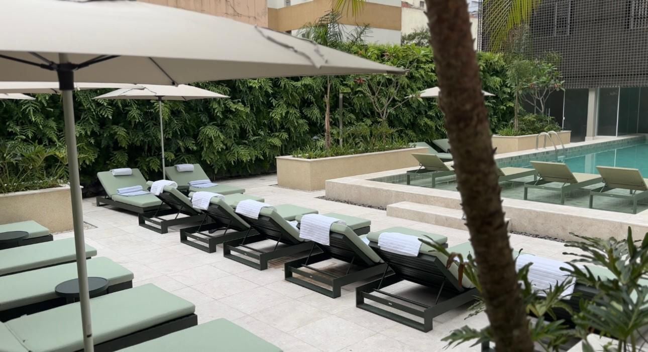 Piscina externa, funciona das 10h às 20h, guarda-sóis, espreguiçadeiras