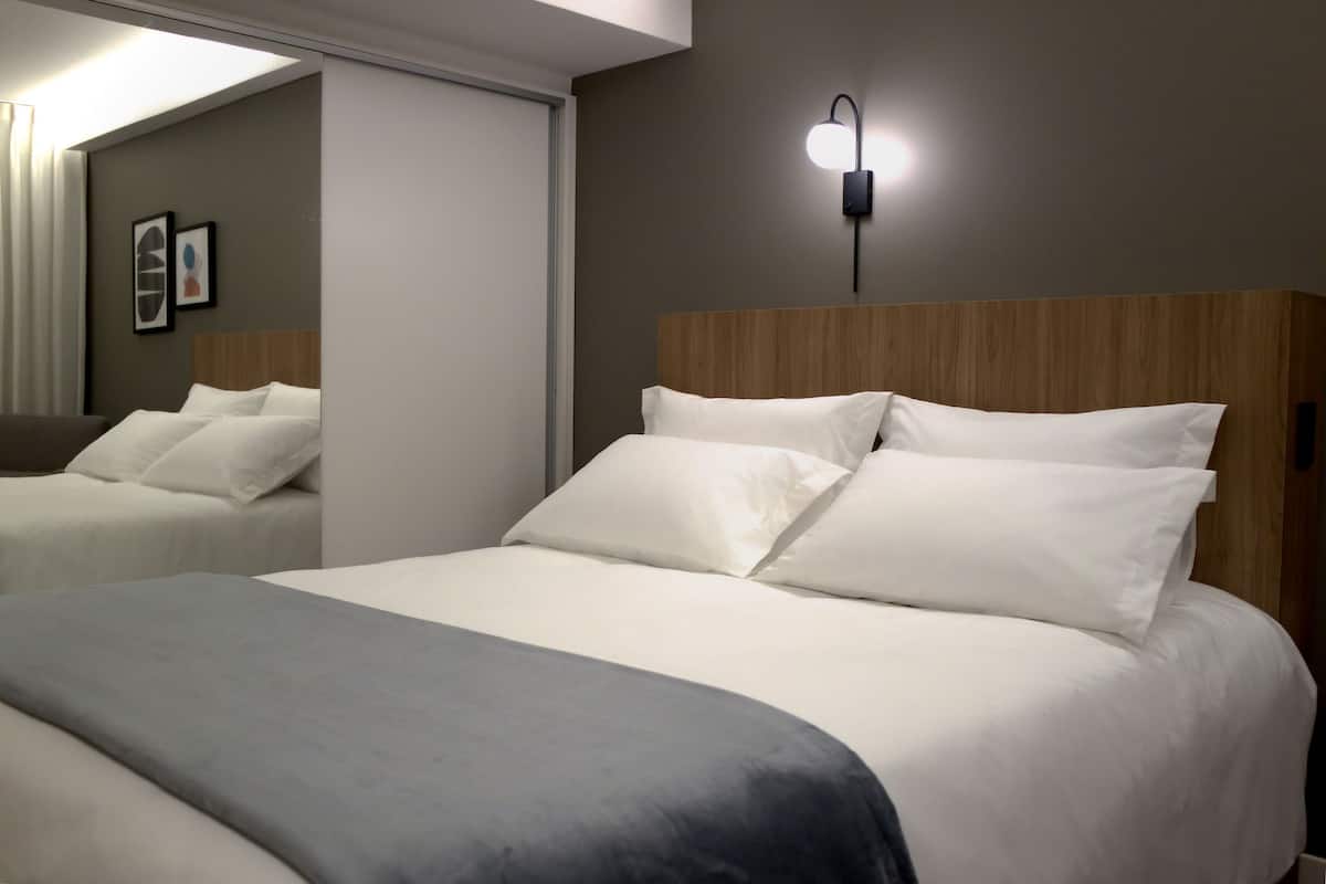 Roupas de cama premium, frigobar, cofres nos quartos, escrivaninha
