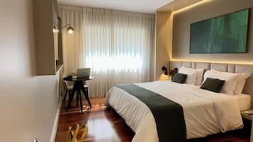 Quarto Duplo Deluxe, 1 cama queen-size | Roupa de alta qualidade, minibar, cofre no quarto, secretária
