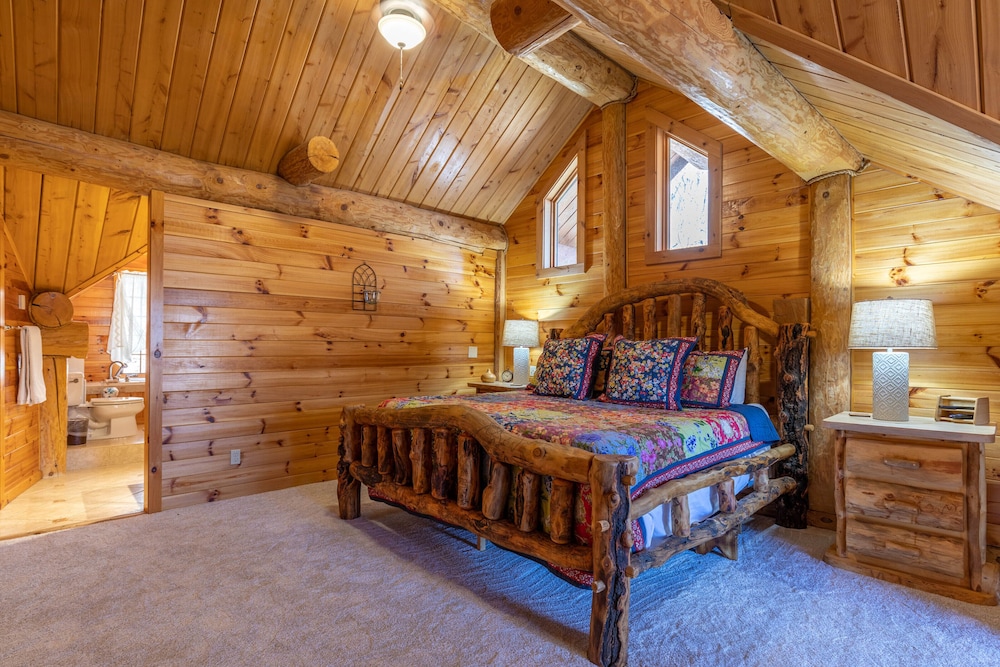 Buffalo Creek Lodge - Private home on 12 acres. Stunning views, hiking ...