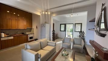 Vila, 4 quartos, sacada, vista para o jardim | Área de estar